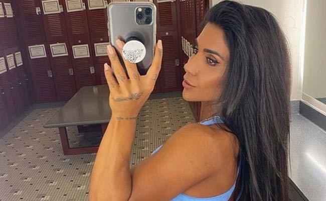 ‘వామ్మో ఏంటా బట్టలు.. ముందు ఫ్లైట్‌ దిగు’ | Fitness Model Deniz ...