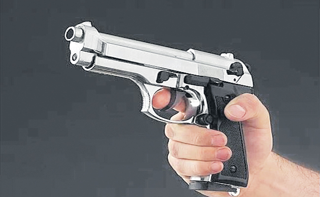 2.78 లక్షల అక్రమ గన్‌ లైసెన్స్‌లు! | CBI Raids Premises Of IAS Officers ...