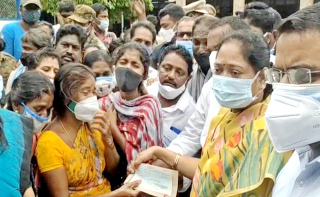 రమ్య కుటుంబానికి రూ.10 లక్షల చెక్కు అందజేసిన హోంమంత్రి | Home Minister Sucharitha Hands Over 10 ...