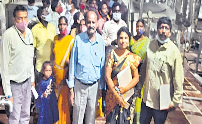 Karimnagar Collector R V Karnan Meets Dalit Bandhu Beneficiaries - Sakshi