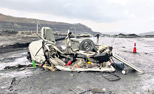 మణుగూరు ఓసీ–2లో ఘోర ప్రమాదం | Manuguru OC 2 Bolero Hits Dumper Road ...