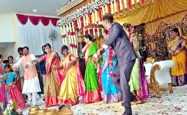 TRS MP Maloth Kavitha Bullet Bandi Song Dance in Marriage - Sakshi