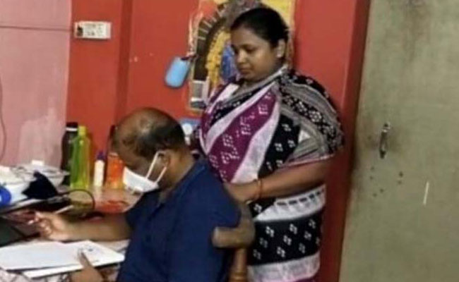 అంగన్‌వాడీ కార్యకర్త.. వామ్మో అవినీతి సొమ్ము అంత వెనకేసిందా? | Orissa ...
