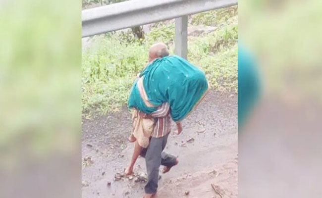 అయ్యో! పెద్దాయనకు ఎంత కష్టం వచ్చింది! | Man carries ailing wife to ...