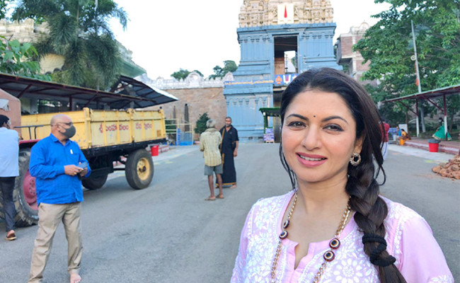Prema Pavuralu: Actress Bhagyashree Visits Simhagiri - Sakshi