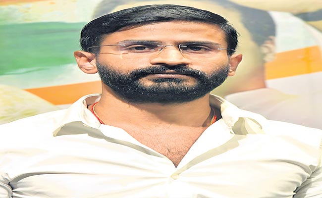 టీఆర్‌ఎస్, బీజేపీ ఒక్కటే: బల్మూరి | Huzurabad Congress candidate ...
