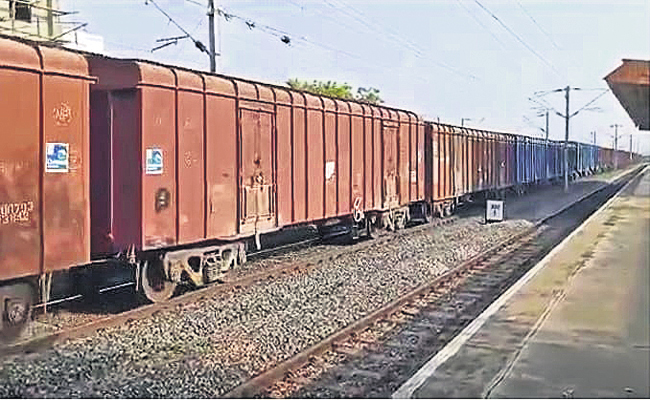 రైల్‌ కార్గో రవాణాలో ‘త్రివేణి’ | Triveni Goods Train cargo transport ...