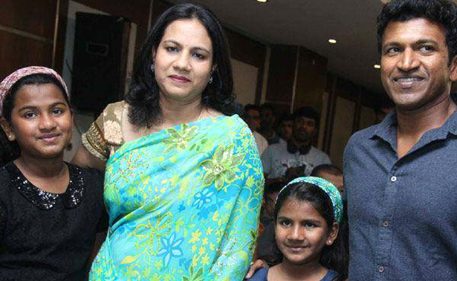 Puneeth Rajkumar: పునీత్‌ రాజ్‌కుమార్‌ ఫ్యామిలీ ఇదే! | Puneeth Rajkumar ...