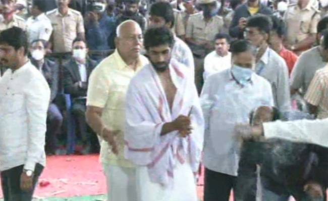 Puneeth Rajkumar Funeral: Puneeth Rajkumar's Last Rites Performed By ...