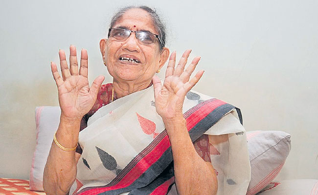 కళ్లు తెరిపించే కథా రచయిత్రి | Telugu Writer P Satyavathi Special ...