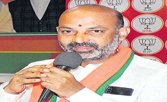 ఫీజు రీయింబర్స్‌మెంట్‌ బకాయిలు చెల్లించాలి | Bandi Sanjay Demands ...