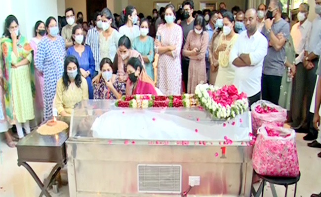 నమ్మలేకపోతున్నాం: ఏపీ మంత్రులు | AP Ministers Expresses Grief Over ...
