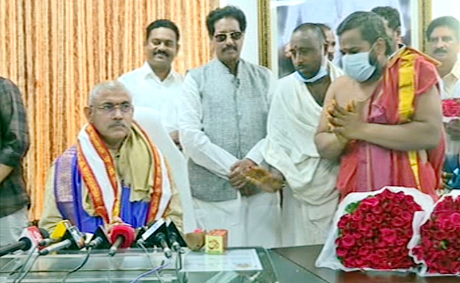 Chelluboyina Venu Gopala Krishna Takes Charges As BC Welfare, Cinematography Minister - Sakshi