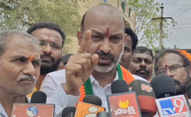 సాయి గణేష్ మృతి.. అలాంటి పోలీసులను వదిలిపెట్టం: బండి సంజయ్‌ | Bandi ...