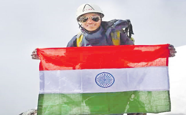 ఎవరెస్ట్‌పై అన్వితారెడ్డి | Telangana Mountaineer Anvitha Reddy Climbed ...