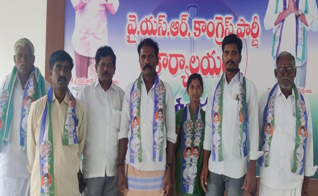 Former Minister Palle Raghunath Reddy Play Cheap Politics - Sakshi