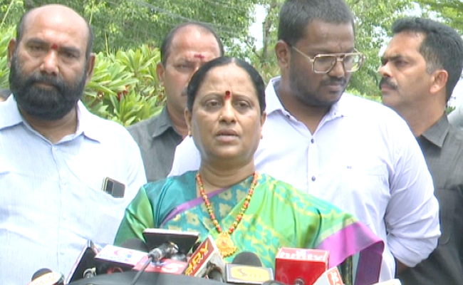 Konda Surekha Visits Vijayawada For Konda Movie Promotions, Deets ...