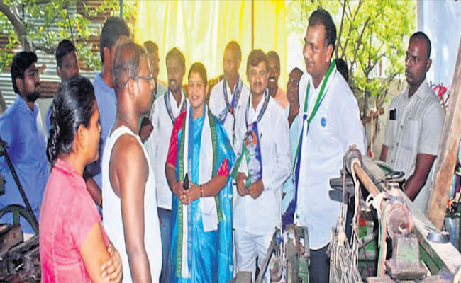 సంక్షేమ పథకాలు జగనన్నతోనే సాధ్యం | Andhra Pradesh: MLA Mule Sudheer ...