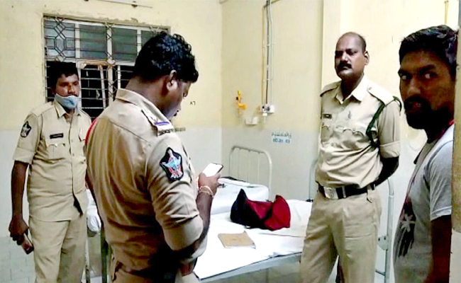 వైఎస్సార్సీపీ నేత హత్య కేసు: రిమాండ్‌ ఖైదీ పరార్‌ | YSRCP Ganji Prasad ...