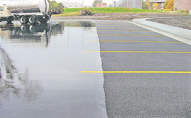 ఈ రోడ్డుపై నీళ్లు నిలవవు! | Porous Asphalt Roads At Warangal | Sakshi