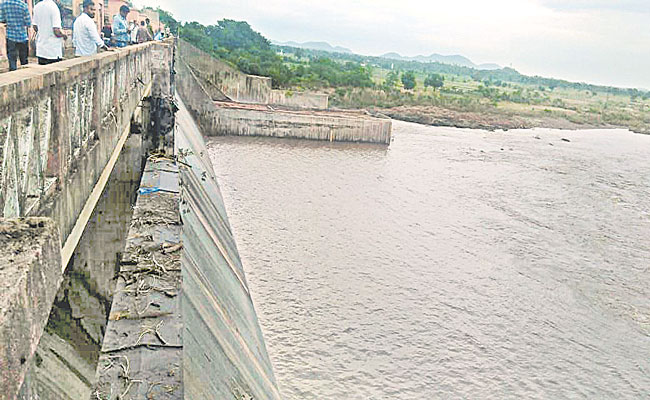 ఖాళీ అవుతున్న కడెం! | Kaddam Narayana Reddy Project Present Water Level ...
