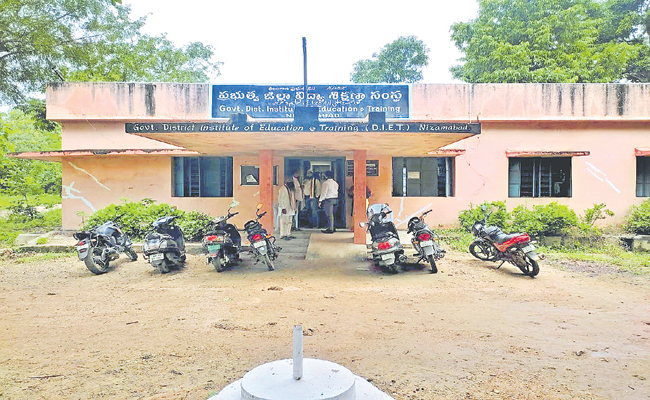 ఫ్యాకల్టీ లేని ‘డైట్‌’ కళాశాల | DIET Colleges Without Faculty | Sakshi