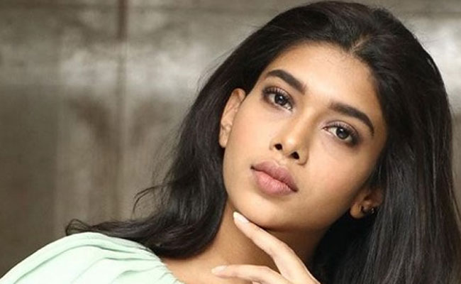 స్కిన్‌ షోలతో అవకాశాలు పొందడం ఇష్టం లేదు: హీరోయిన్‌ | Dushara Vijayan ...