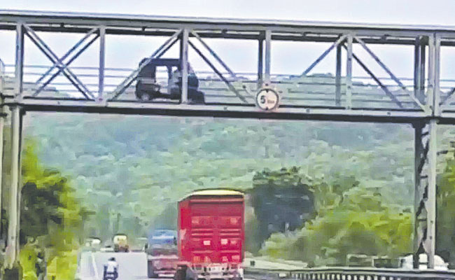 అరే ఏంట్రా ఇది.. ఫుట్‌ ఓవర్‌ బ్రిడ్జిని ఇలా కూడా వాడొచ్చా? | Viral ...