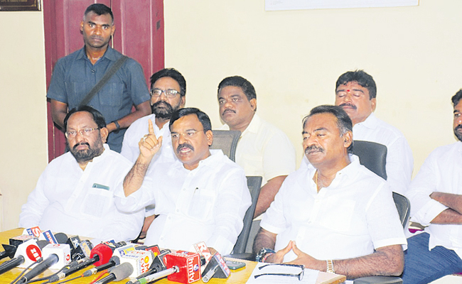 కులాల మధ్య చిచ్చుకే.. పవన్‌ పర్యటన | Amzath Basha and kadapa mayor ...