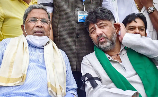 Rahul Gandhi Try To End Karnataka Congress Top Leaders Rift - Sakshi