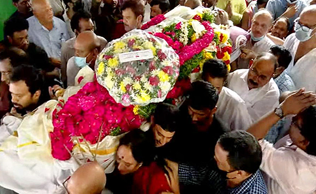 Rebel Star Krishnam Raju Wife Shyamala Devi Gets Very Emotional His ...