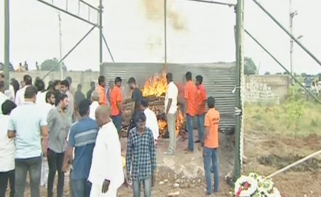 Krishnam Raju Last Rites At Moinabad Latest Updates - Sakshi