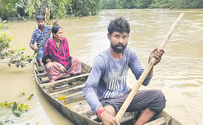 ప్రసవం కోసం పడవ ప్రయాణం | Dindi River Overflowed People Struggle To Go ...