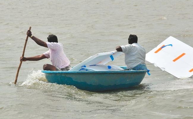 థర్మాకోల్‌ తెప్ప బోల్తా.. విద్యార్థులు సురక్షితం | Thermocol Raft ...