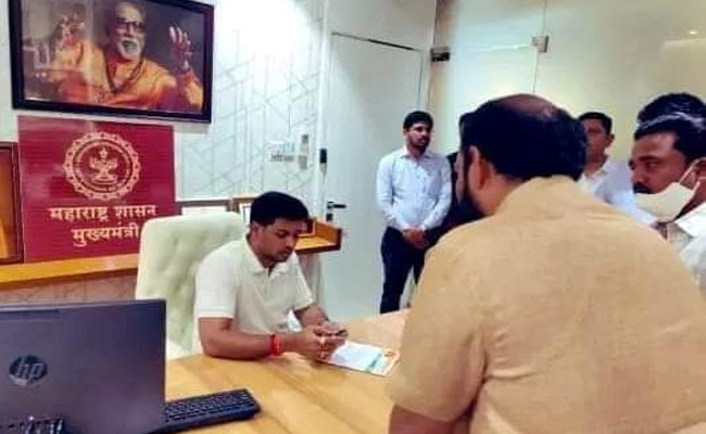 Maha CM Eknath Shinde Son Sitting In CM Chair, Pic Goes Viral - Sakshi
