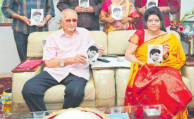 Andaala Natudu Haranath: Superstar Krishna Releases A Book On Veteran ...
