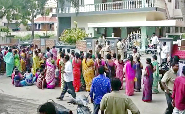 ప్రొద్దుటూరులో టీడీపీ మహిళా నేత చేతివాటం.. | Dwakra Women Protest ...