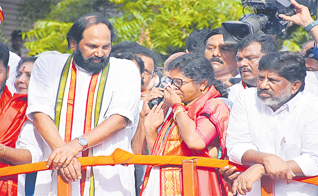 Palvai Sravanthi Reddy Emotional Words In Munugode Nomination Rally ...
