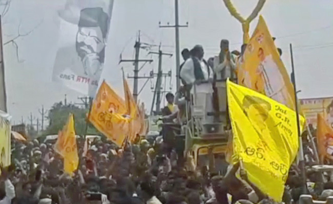 Junior NTR Fans Slogans And Flags At Chandrababu Tour In Palnadu ...