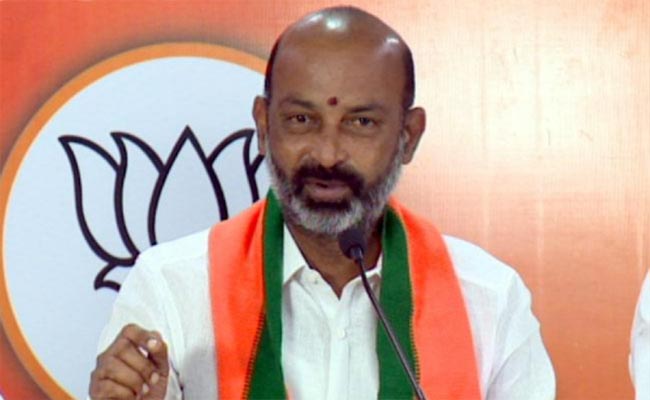 ‘సెలవులు ఇవ్వకపోవడం దారుణం.. ఉద్యోగులు విధులు బహిష్కరించండి’ | Bandi ...