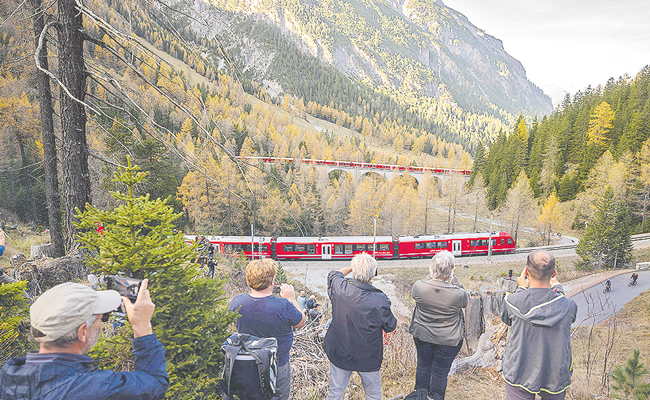 100 బోగీలు..1.9 కిలోమీటర్ల పొడవు! | Switzerland claim record for world ...