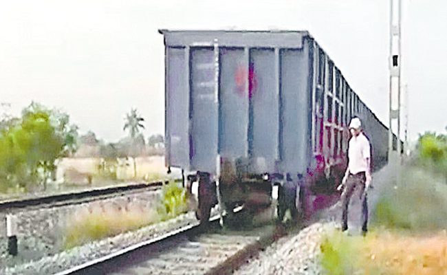 గూడ్సు రైలుకు ఊడిన లింక్‌ | Goods Train Bogies Cut Off In Khammam ...