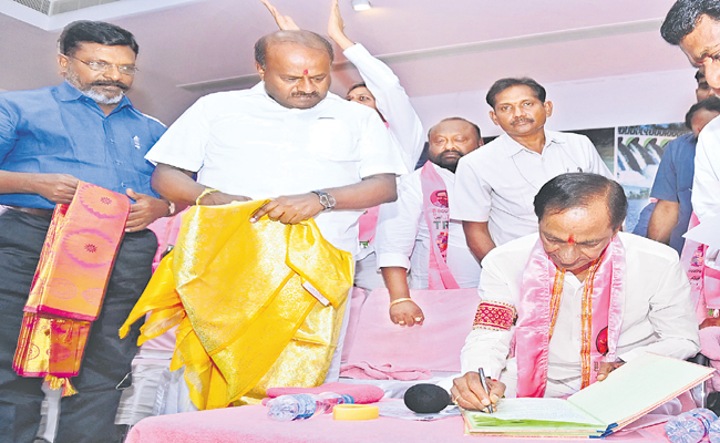 బీఆర్‌ఎస్‌గా పేరు మార్చండి | KCR Letter Central Election Commission to change TRS to BRS | Sakshi