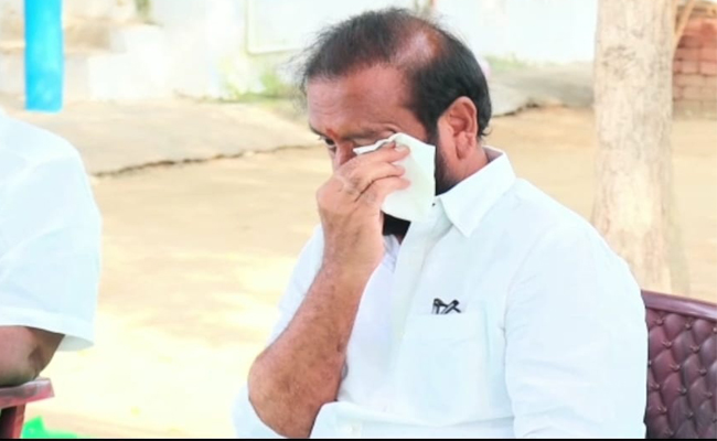 MLA Nallapareddy Prasanna Kumar Reddy Assistance To Party Activists - Sakshi