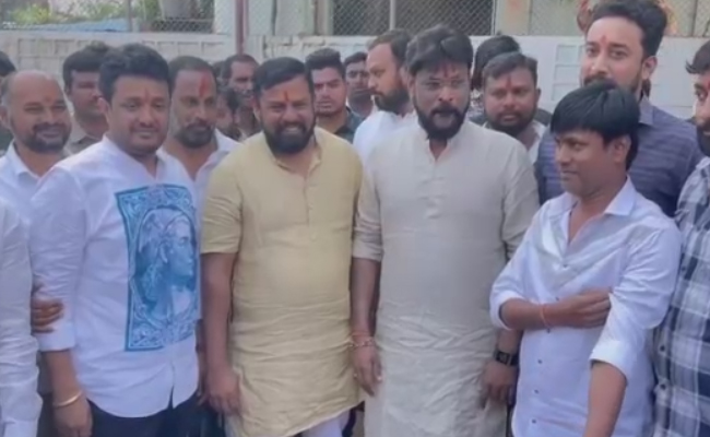 Chikoti Praveen Kumar Met BJP MLA Raja Singh At Dhoolpet, Pic Viral ...