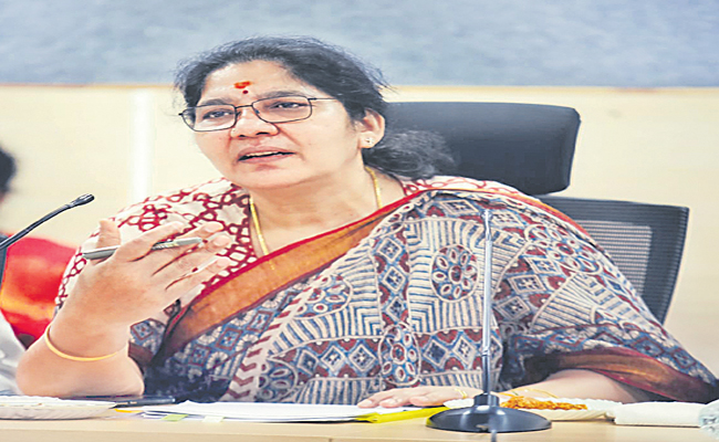 పోడు రైతులకు వచ్చే నెలలో పట్టాలు | Telangana: Minister Satyavathi ...