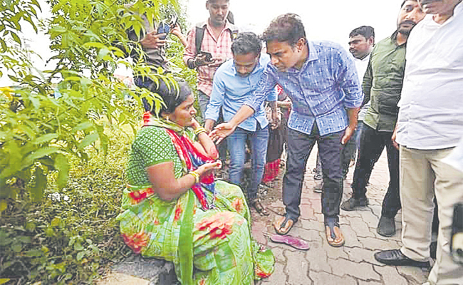 మంత్రి కేటీఆర్‌ ఔదార్యం.. గాయపడిన మహిళను.. | Minister KTR showed ...
