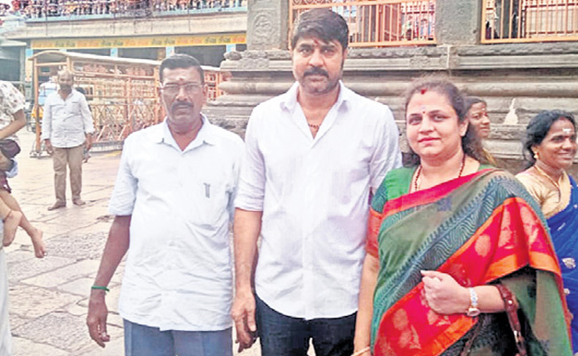 Hero Srikanth visits 'Arunachalam Temple' along with his Wife Uha - Sakshi