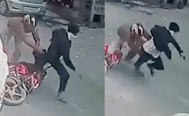 Video Shows Brave Delhi Cop Catch Chain Snatcher Goes Viral - Sakshi