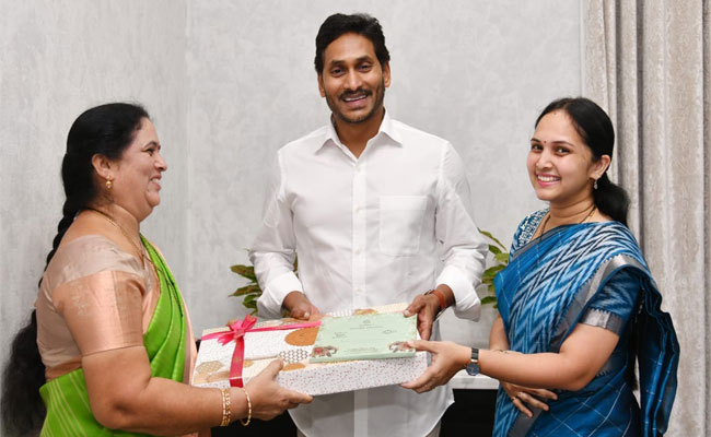 Ex MLA Sobha Hymavathi Invites CM YS Jagan For Her Son Wedding - Sakshi